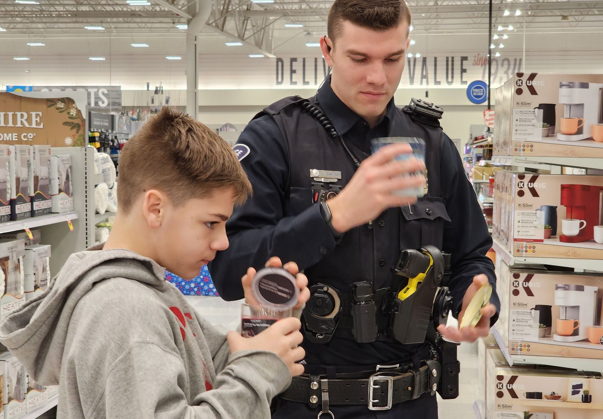 Shopping with cops gives kids presents under the tree and positive ...